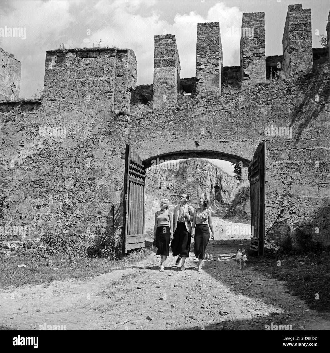 Alte burganlage hi-res stock photography and images - Alamy