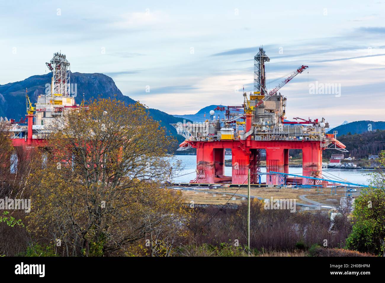 Two drilling rigs hi-res stock photography and images - Alamy