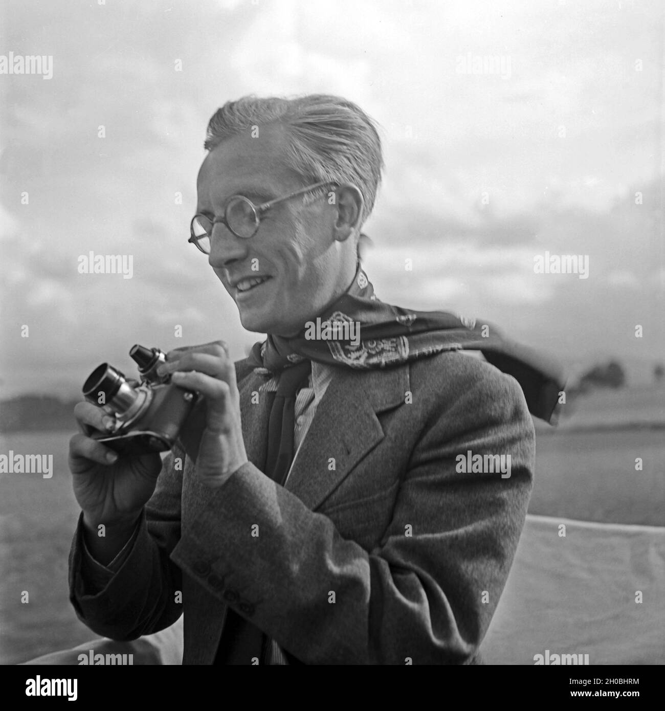 Ein Mann mit seiner Leica Kleinbildkamera, Deutschland 1930er Jahre. A ...
