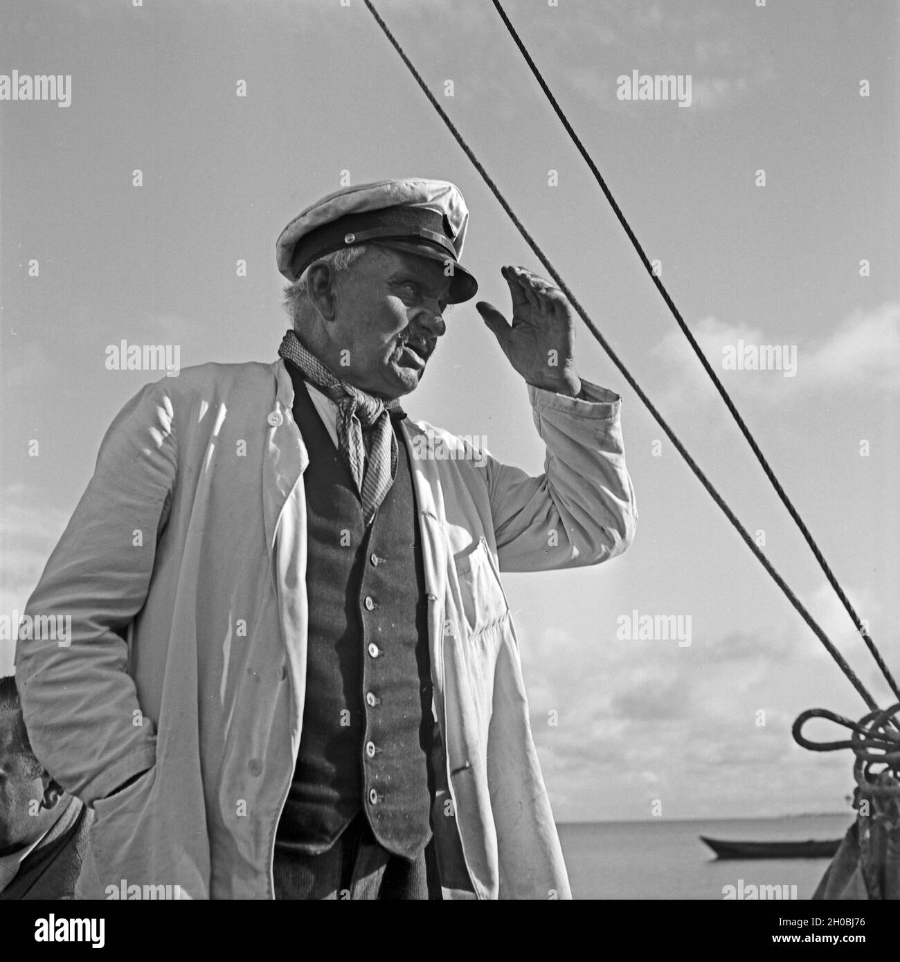 Kapitän eines Segelboots in der Ostsee bei Pillkoppen in Ostpreußen ...