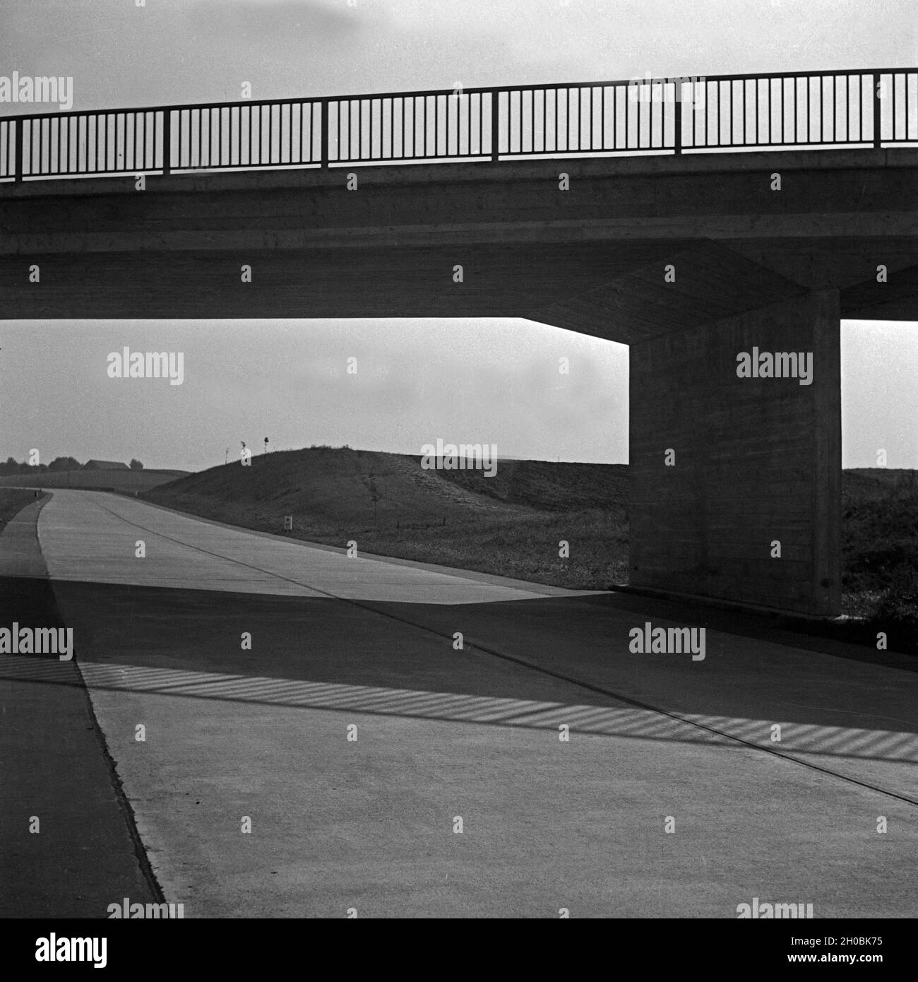 Brücke über die Autobahn nach Elbing in Masuren, Ostpreußen ...