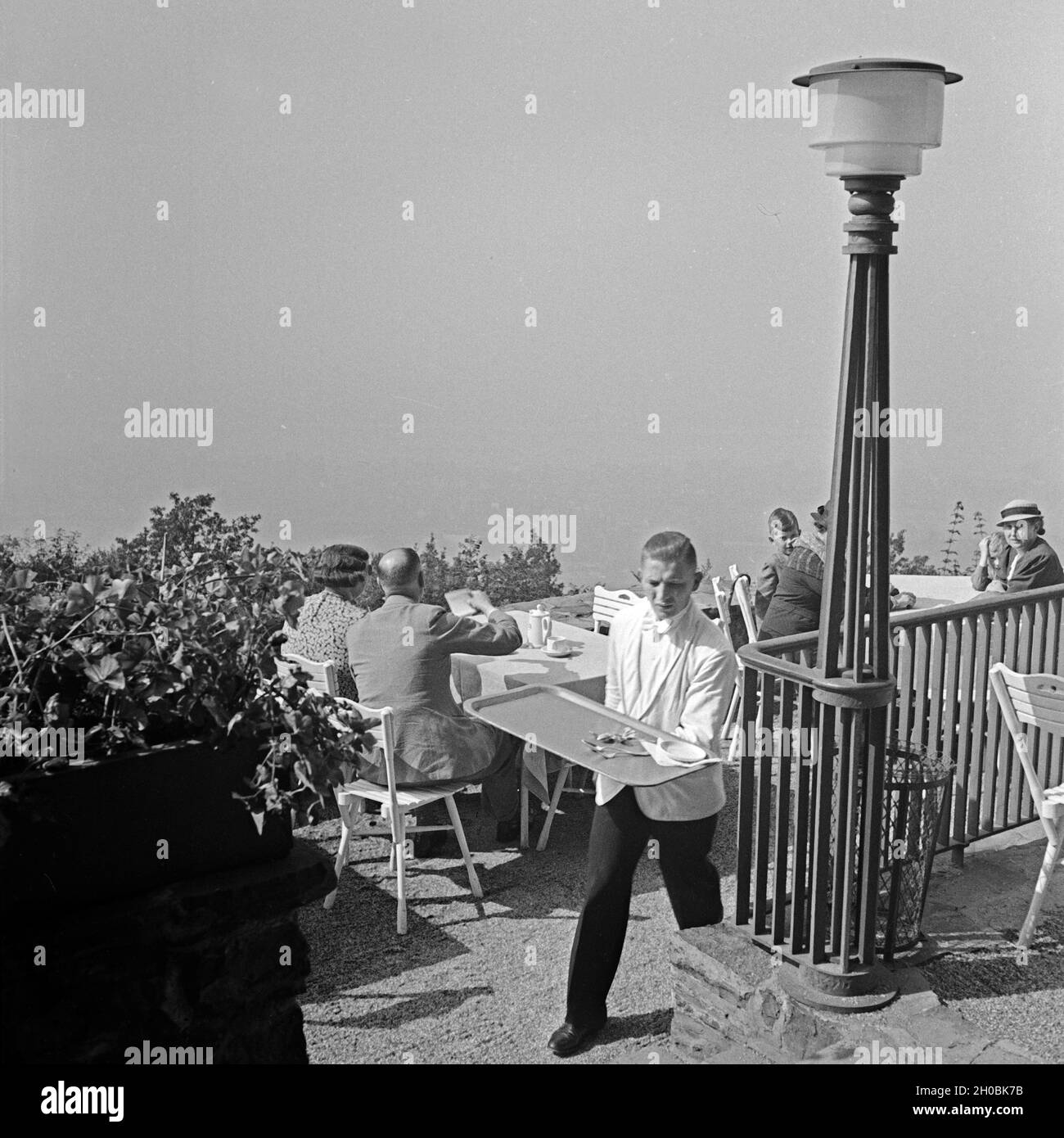 Bedienung restaurant Black and White Stock Photos & Images - Alamy