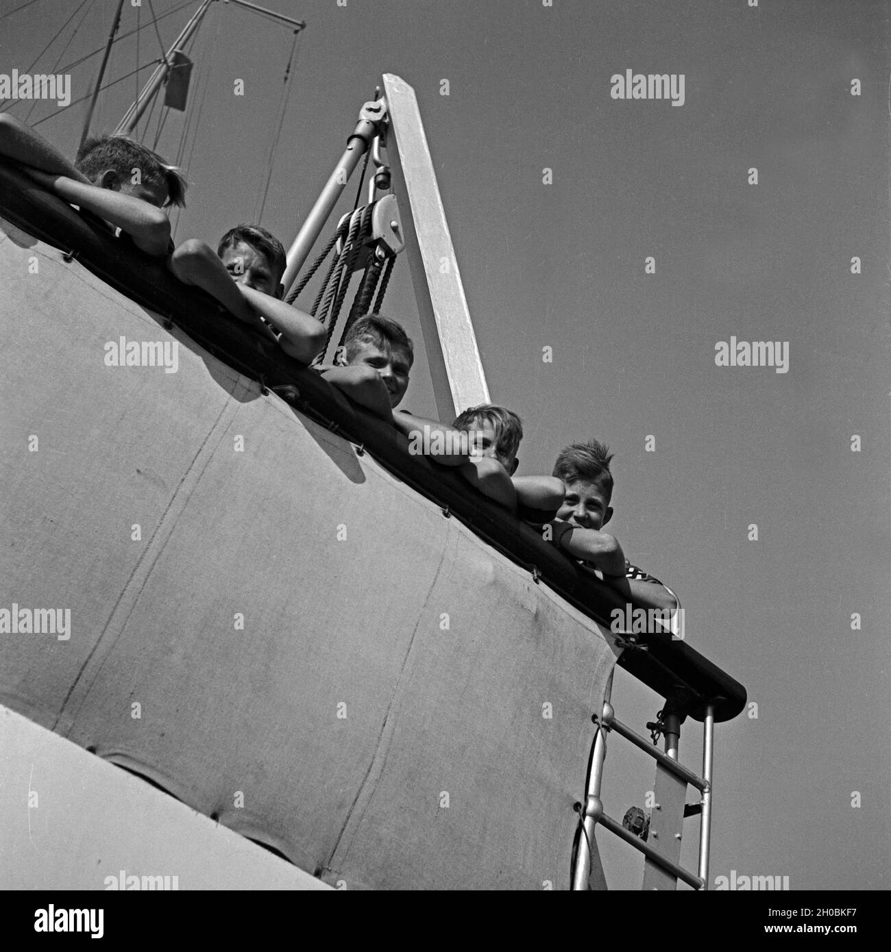 Fünf Hitlerjungen an der Reling eines Ausflugsdampfers, Deutschland ...