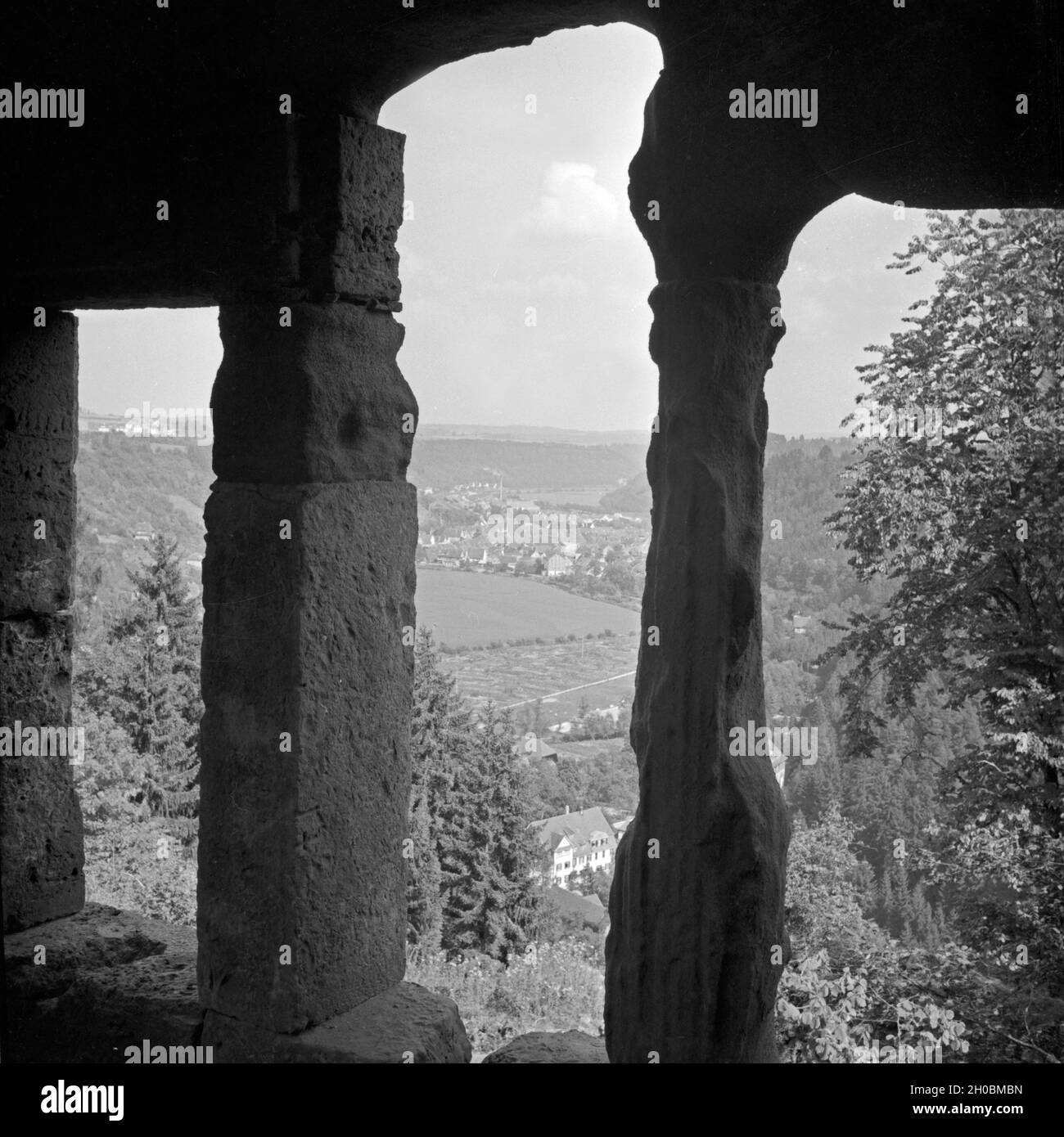 Blick aus einem der Fenster im Innenraum der Ruine Albeck bei Sulz am ...