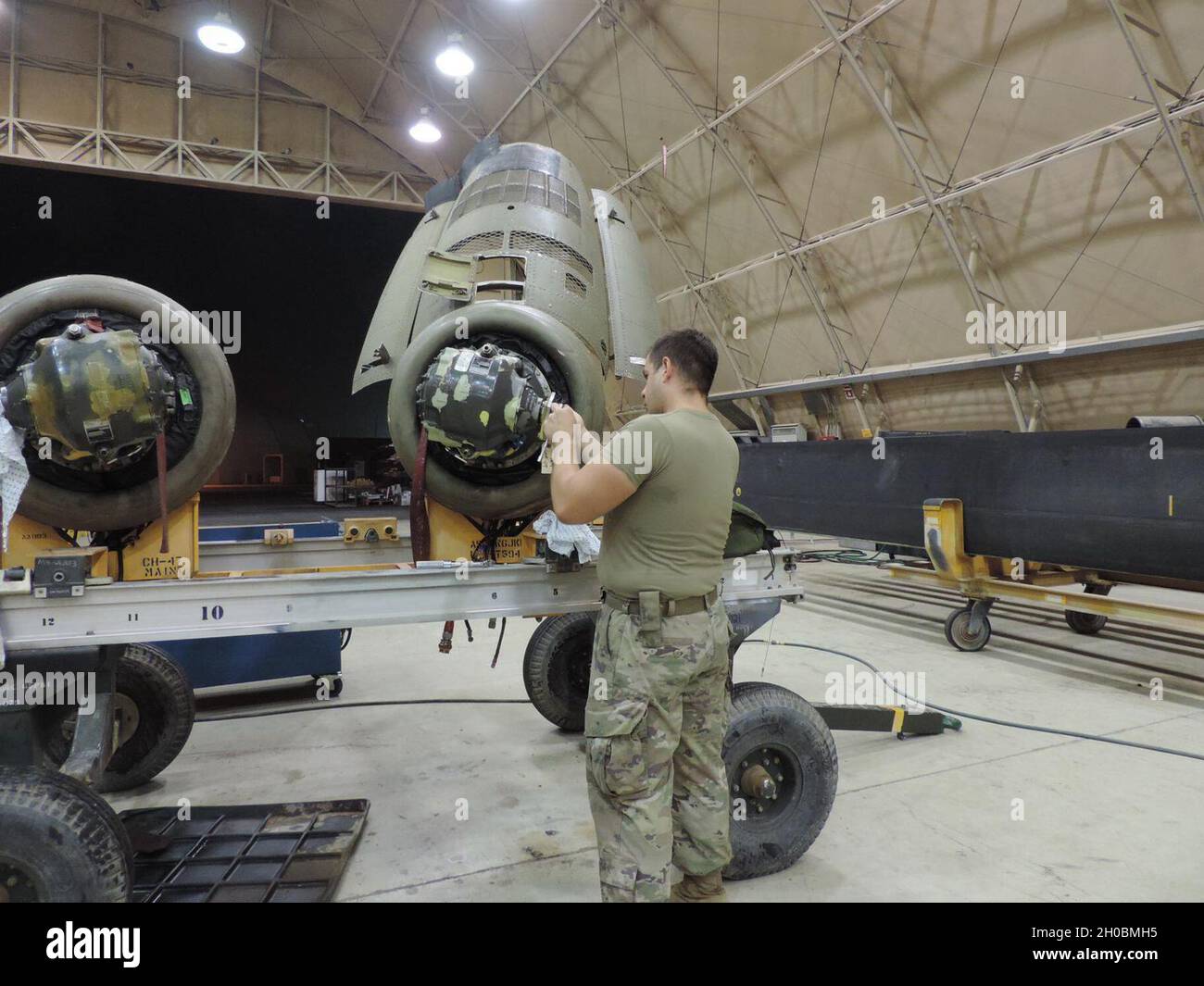 U.S. Soldiers with Bravo Company, 628th Aviation Support Battalion ...