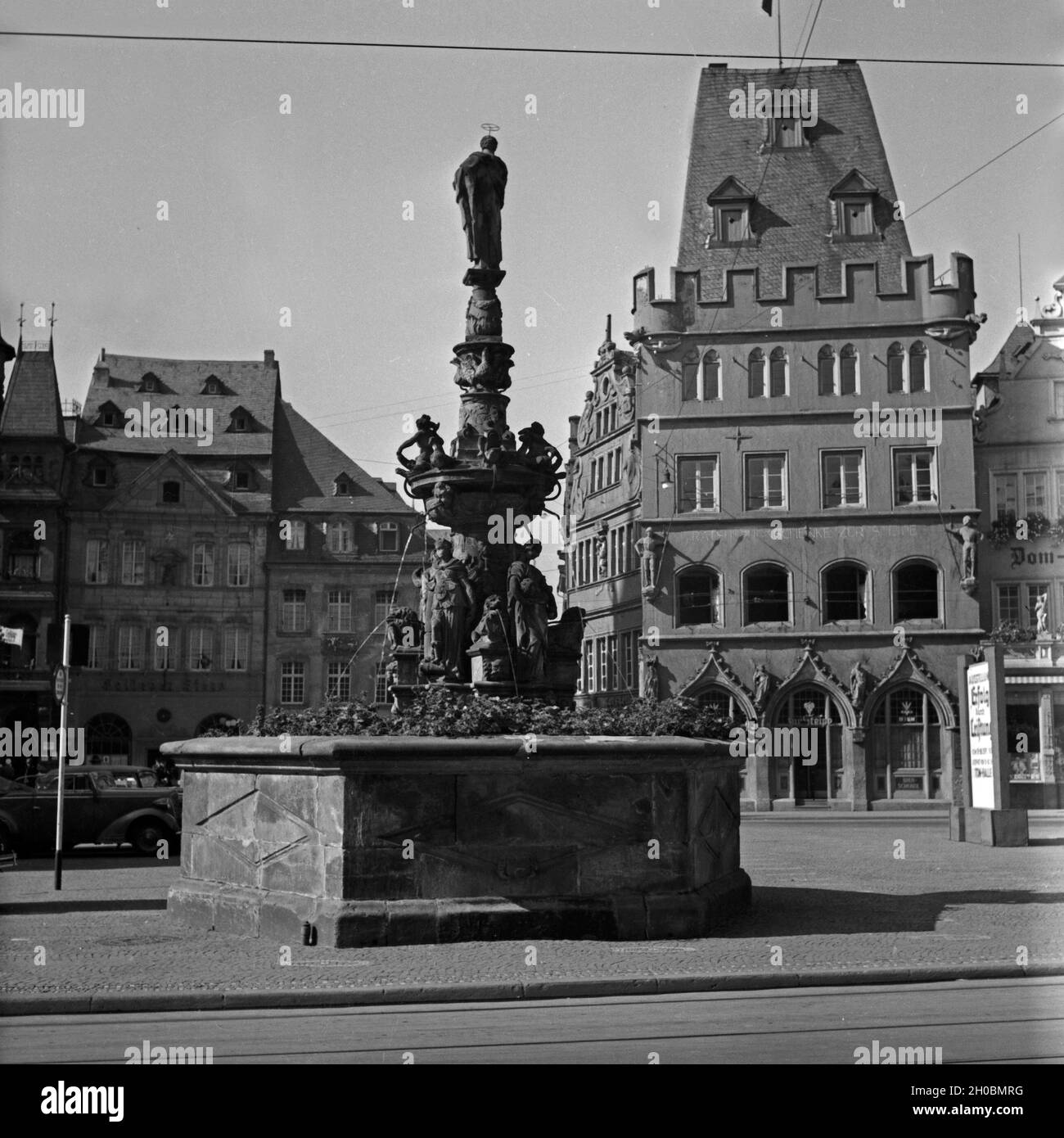 Rückseite des Marktbrunnens in Trier mit dem Roten Haus und der ...