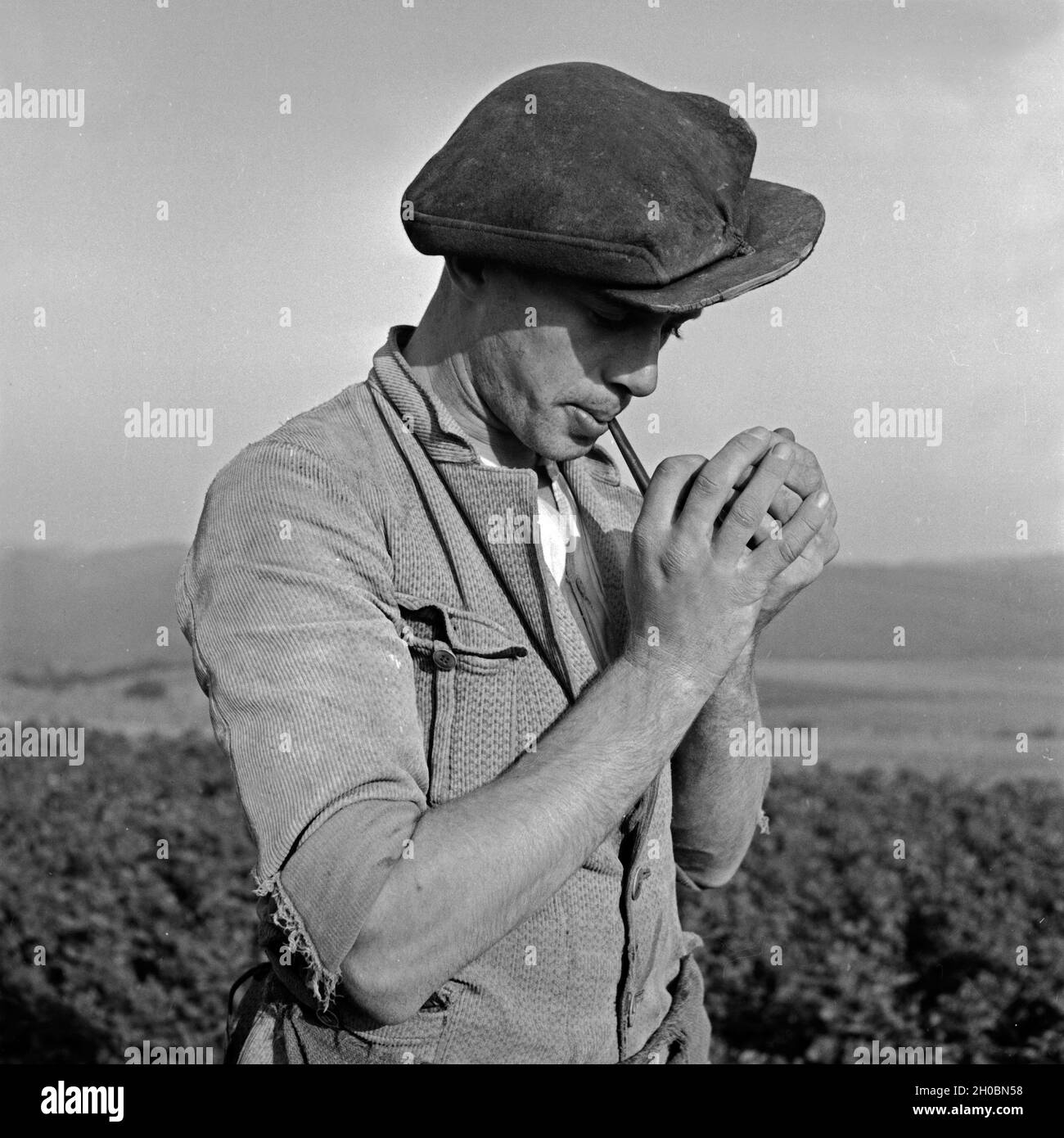 Ein Bauer in der Eifel zündet sich zur Arbeit eine Pfeife an ...