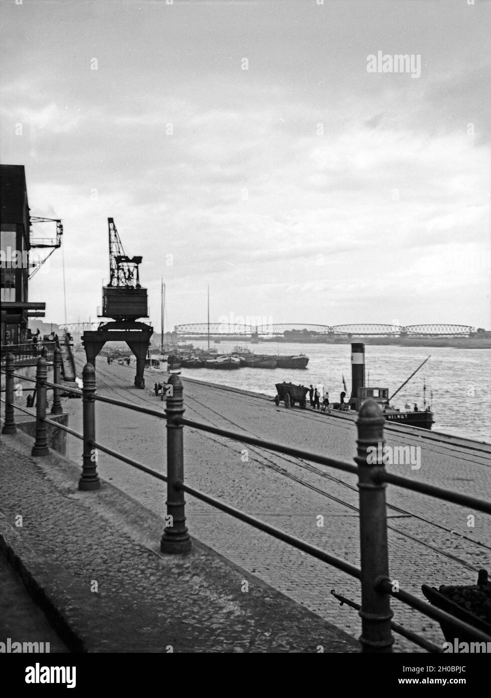 Im Hafen von Tilsit in Ostpreußen, 1930er Jahre. At the harbor of ...