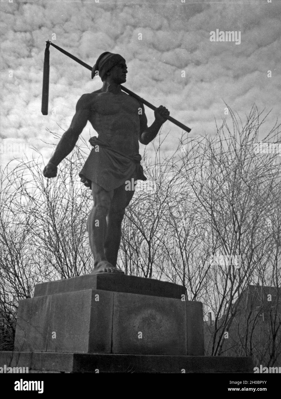 Die Skulptur "Der deutsche Michel" des Bildhauers Friedrich Reusch nahe ...