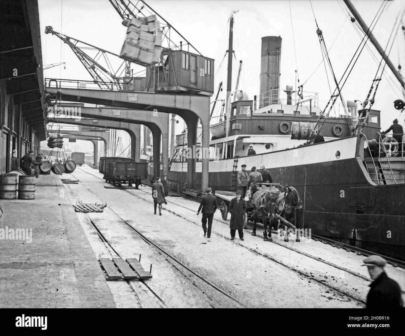 Ladestraße an der grünen Brücke im Hafen von Königsberg, Ostpreußen ...