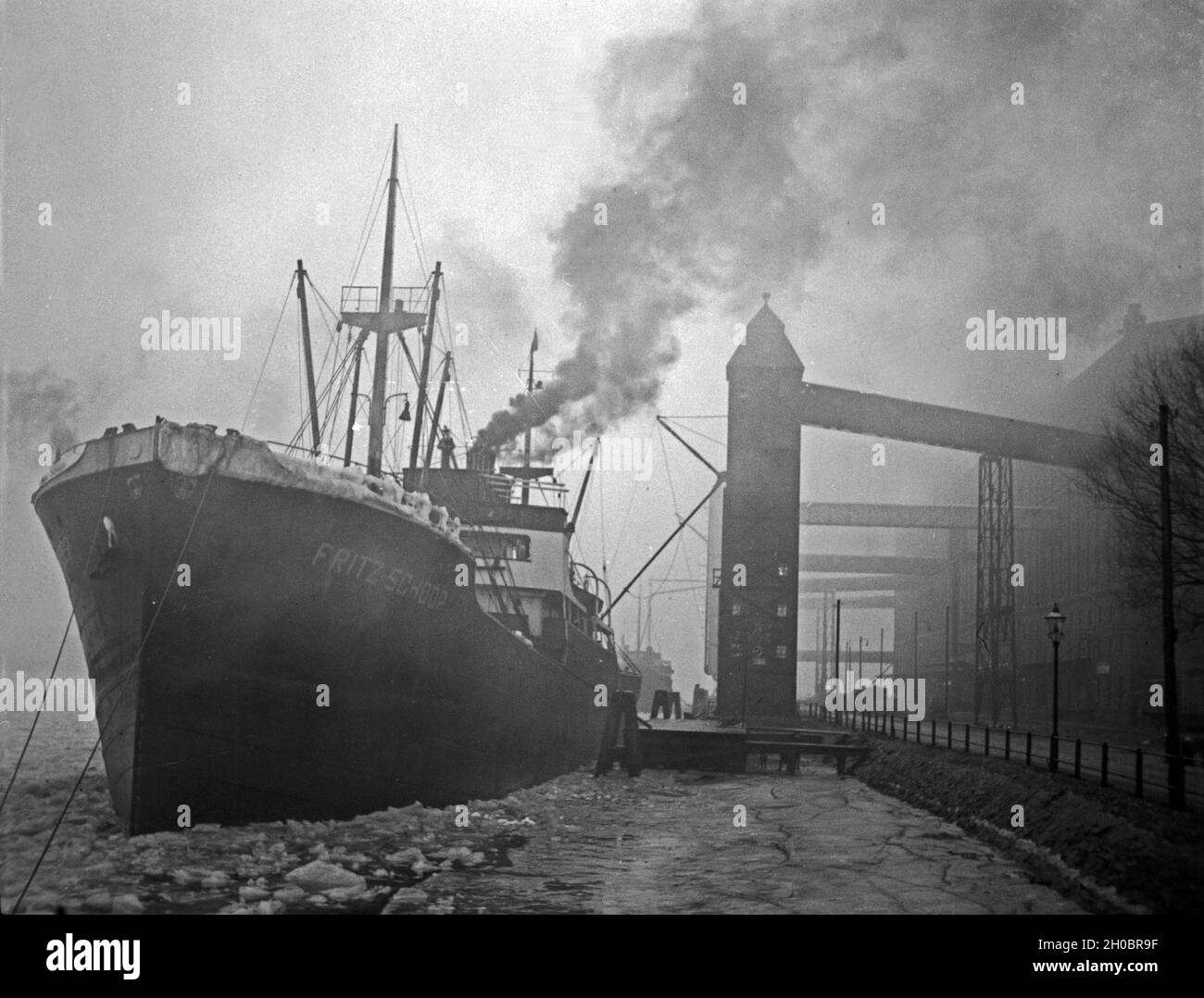 Steam ship 1930s Black and White Stock Photos & Images - Alamy