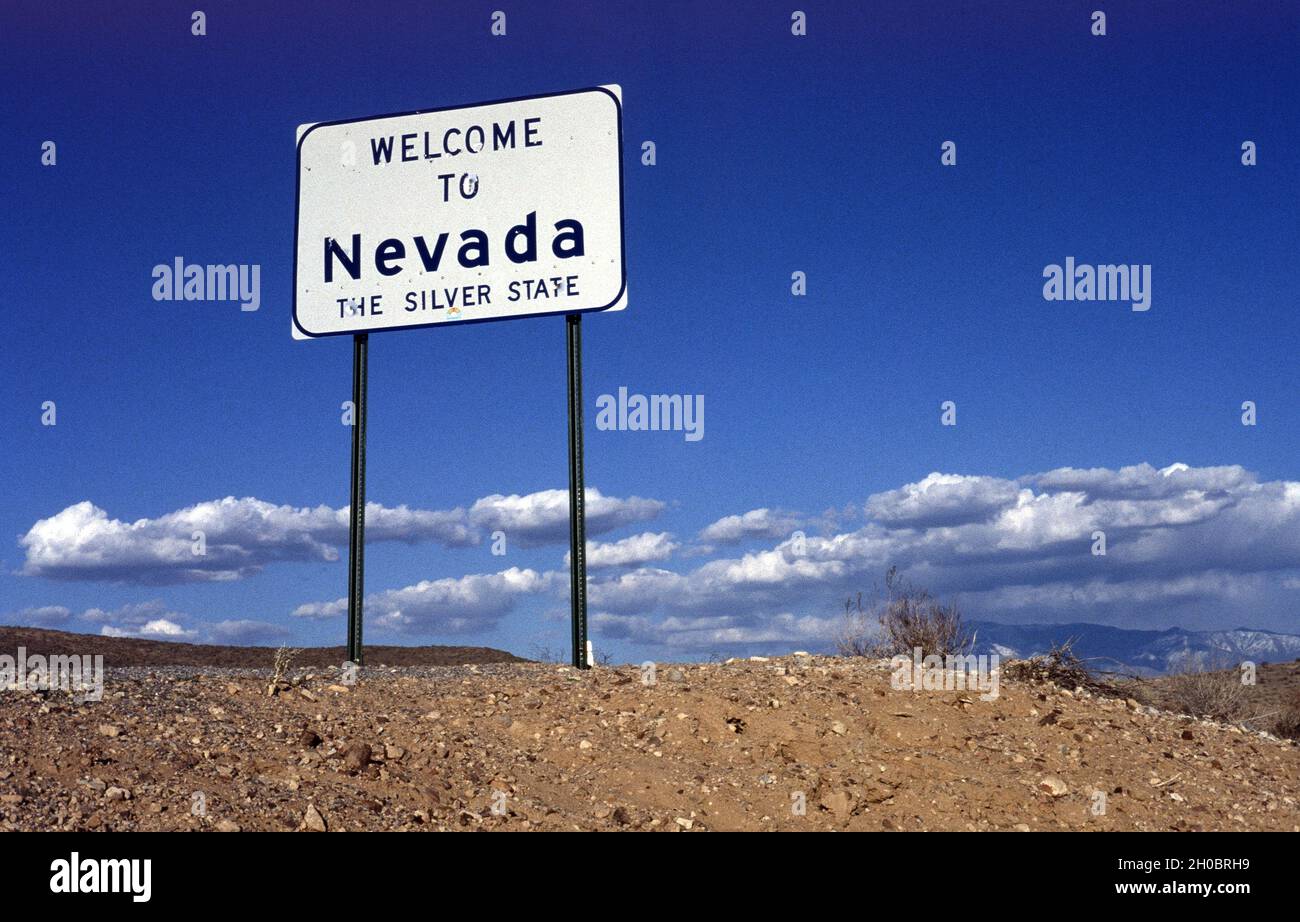 California state welcome sign highway hi-res stock photography and ...