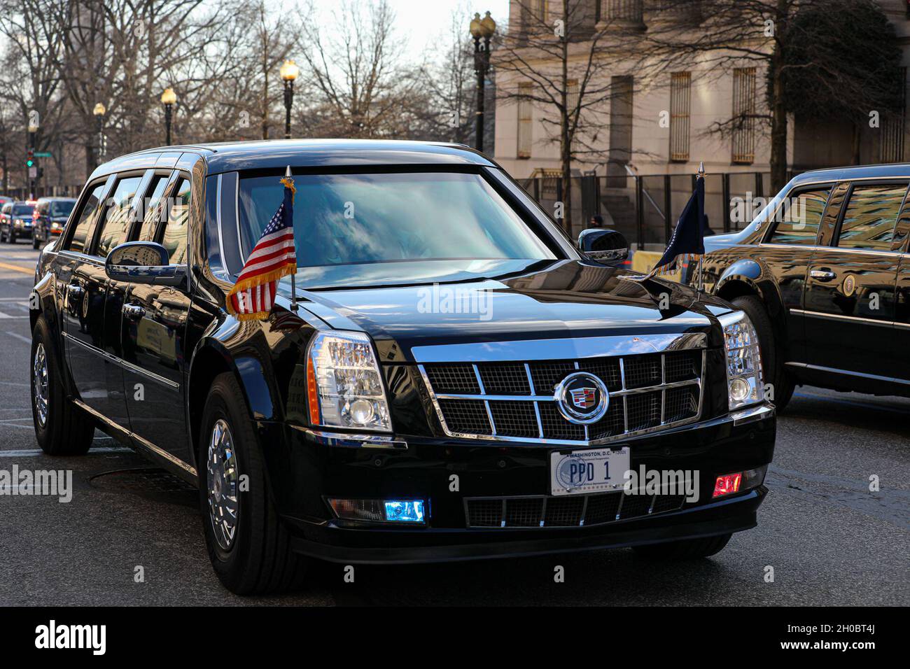The presidential motorcade passes by during the 59th Presidential ...