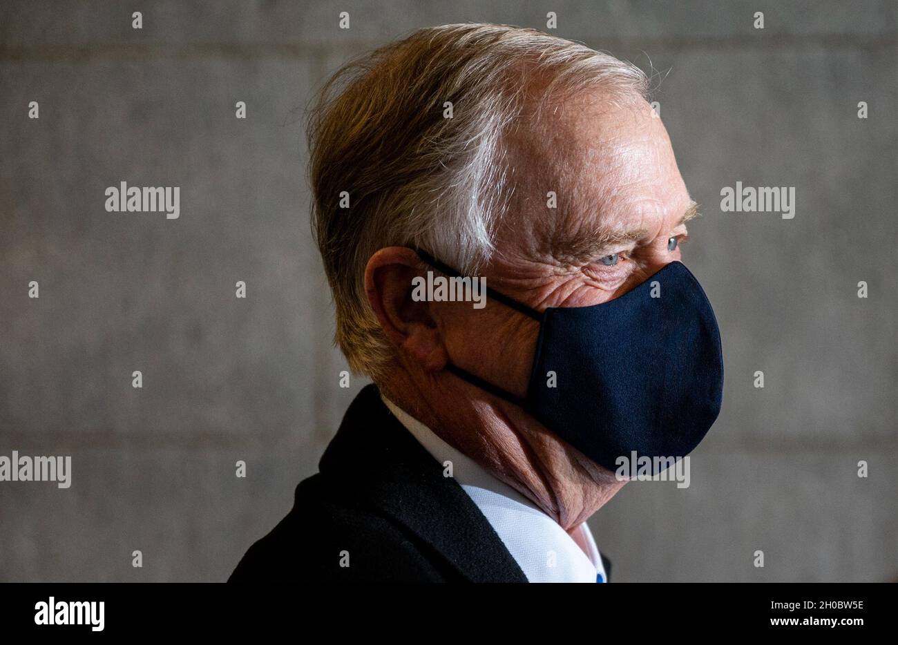 Former Vice President of the United States Dan Quayle waits to walk ...