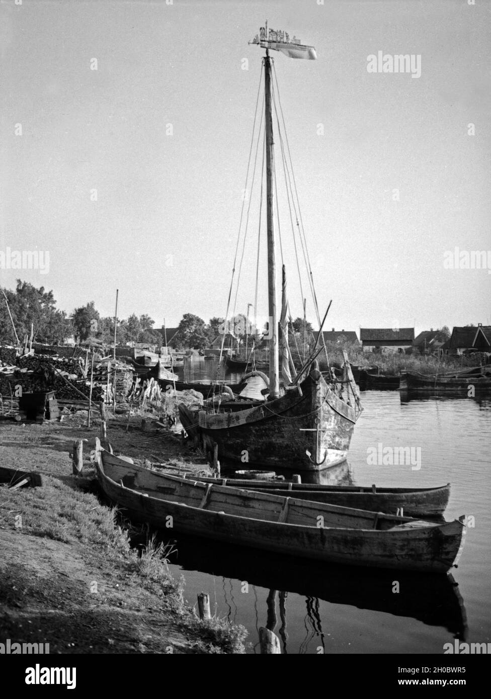 Ein Segelboot vor Inse im Memeldelta, Ostpreußen, 1930er Jahre. A ...