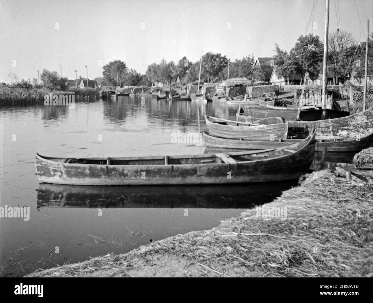 Dorf und Fluß Inse im Memeldelta, Ostpreußen, 1930er Jahre. Village and ...