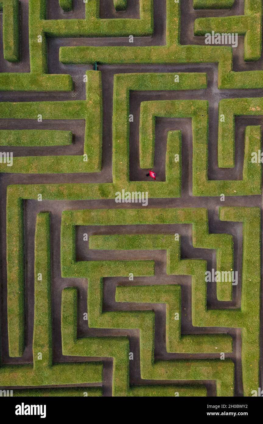 Kleinwelka, Germany. 12th Oct, 2021. Romy Schneider, Maze employee ...