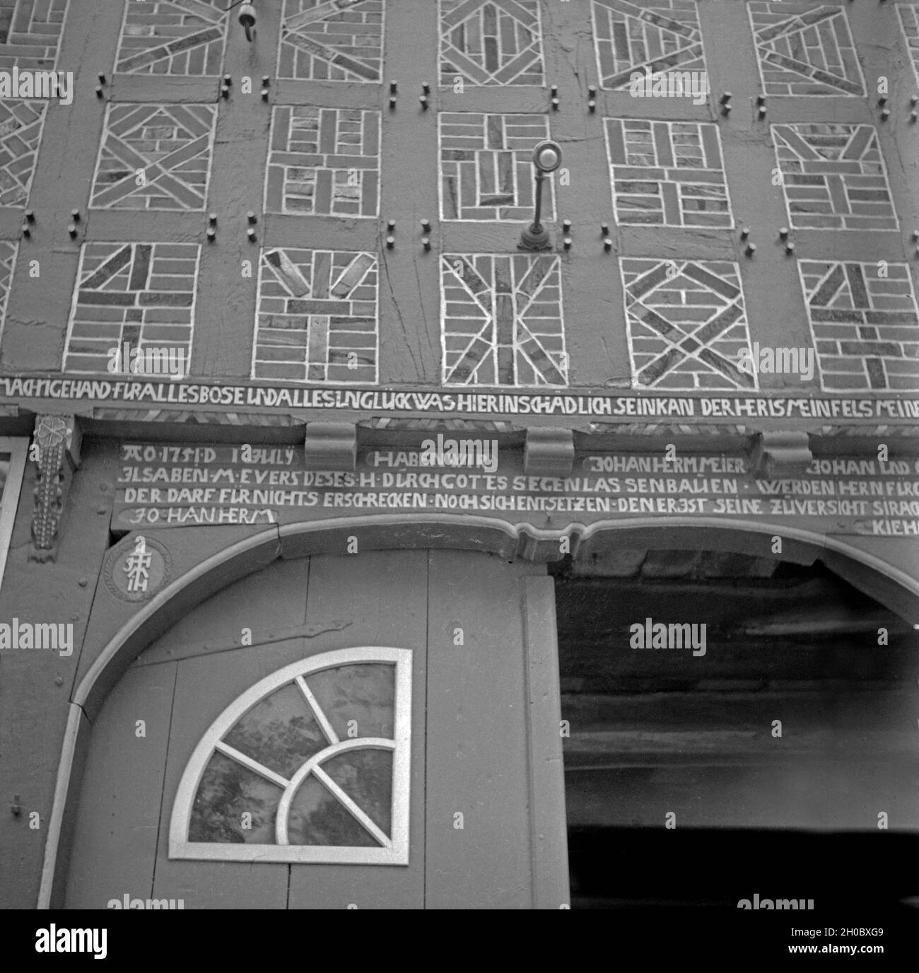 Erinnerungssprüche an einer Fassade eines Erbhofs aus dem Jahre 1751 in ...