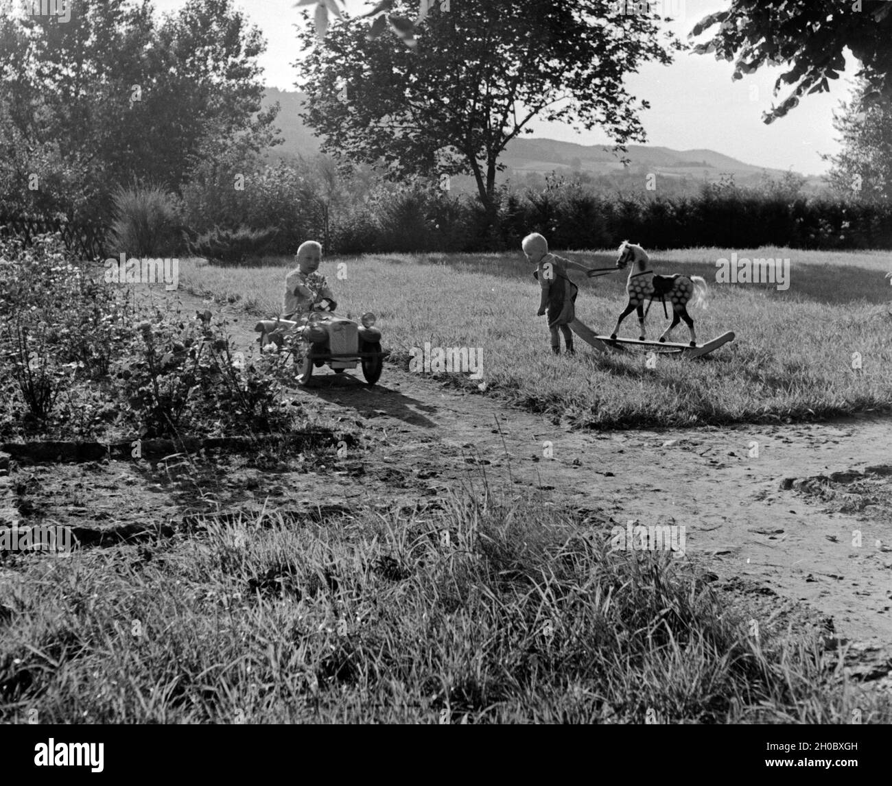 1930s farm children hi-res stock photography and images - Alamy