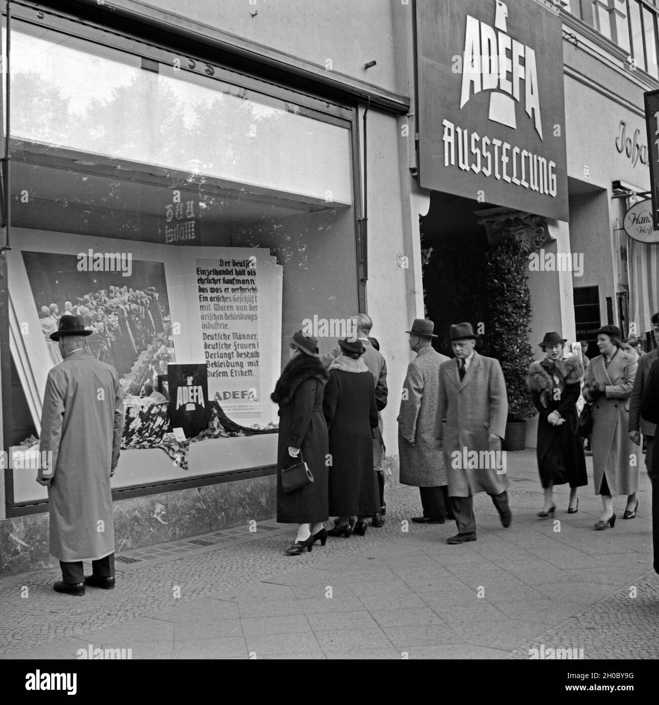 Menschen vor dem Eingang zu ADEFA Ausstellung, Deutschland 1930er Jahre ...