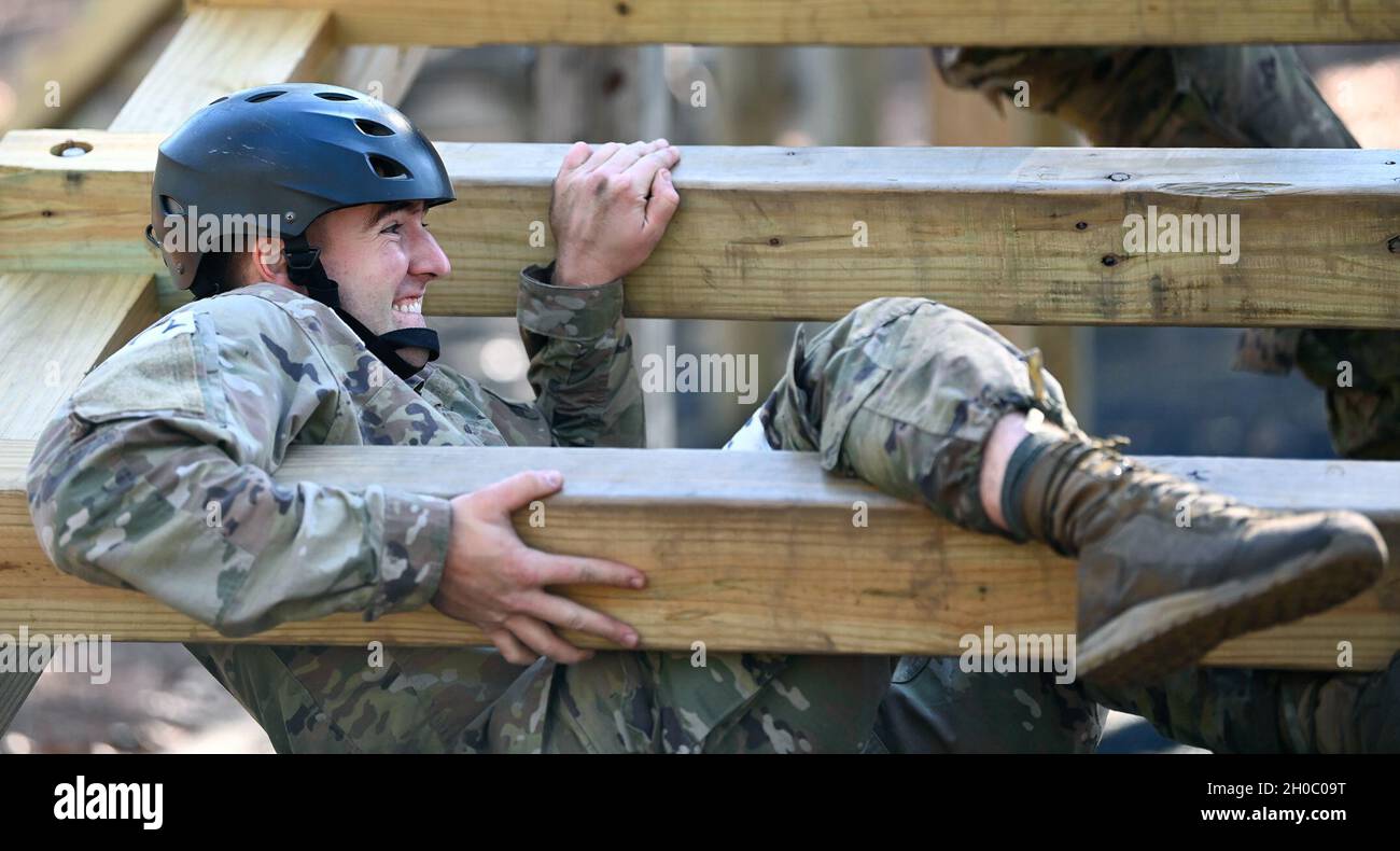 A Special Forces candidate at the U.S. Army John F. Kennedy Special ...