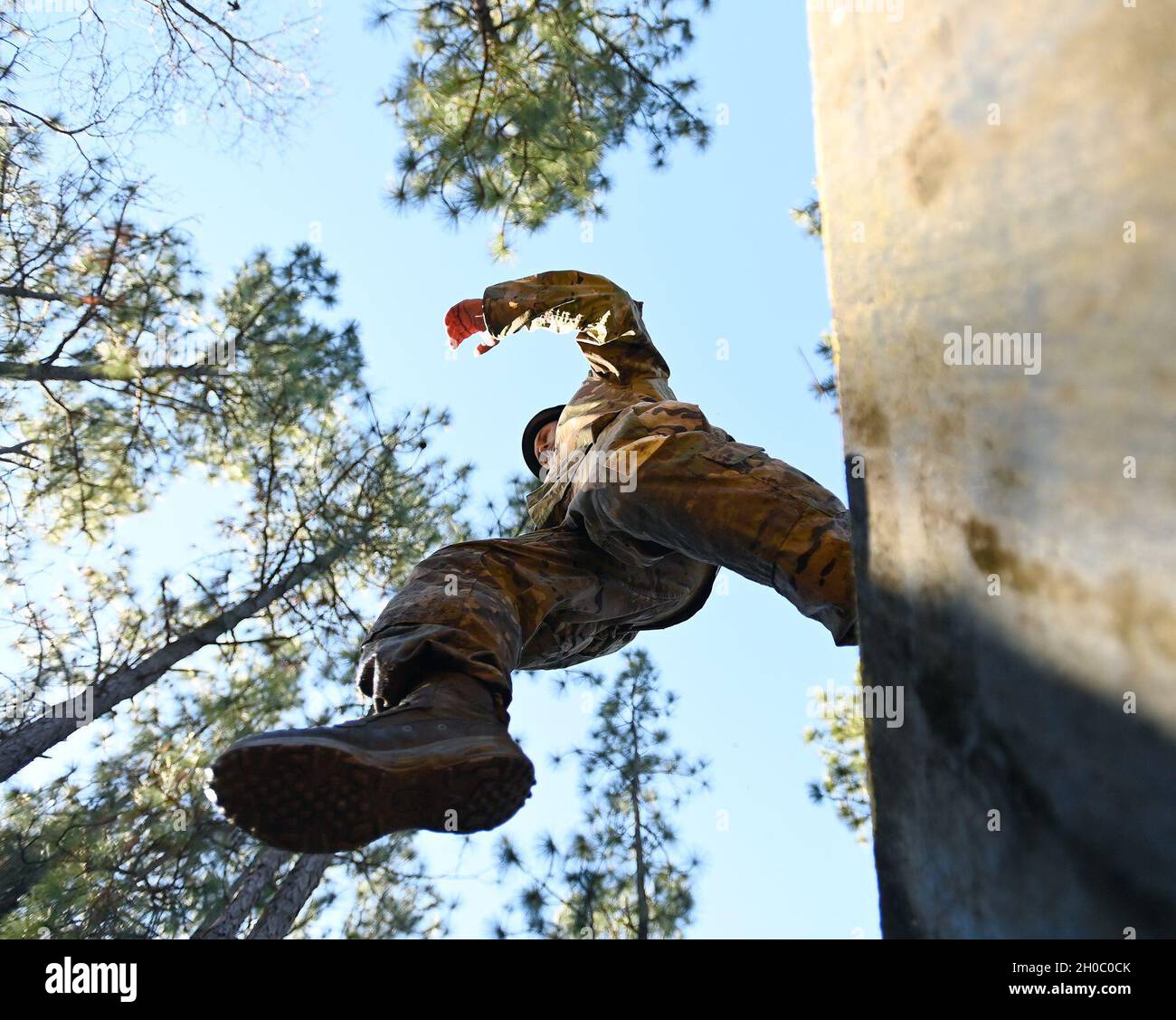 A Special Forces candidate at the U.S. Army John F. Kennedy Special ...