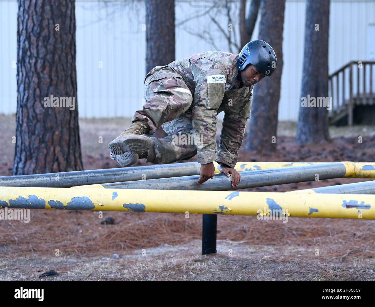 A Special Forces candidate at the U.S. Army John F. Kennedy Special ...