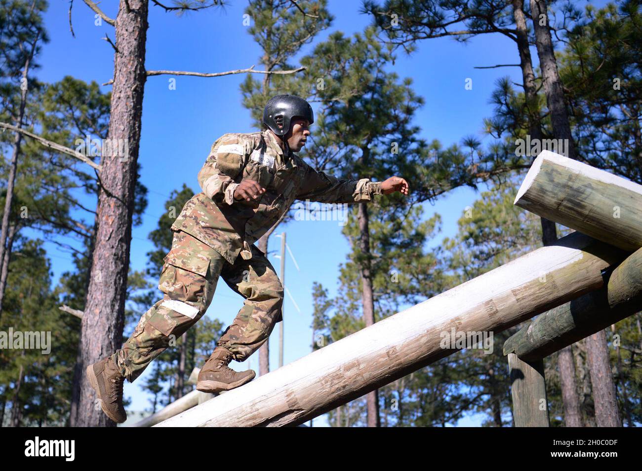 A Special Forces candidate at the U.S. Army John F. Kennedy Special ...