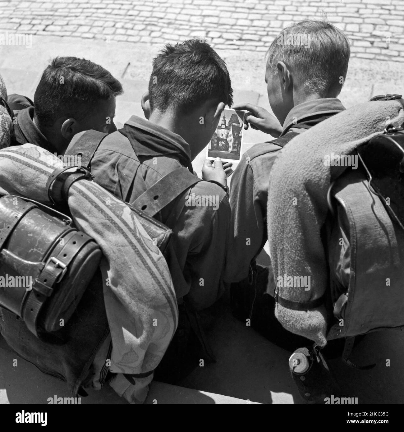 Kinder mit der uniform hi-res stock photography and images - Alamy