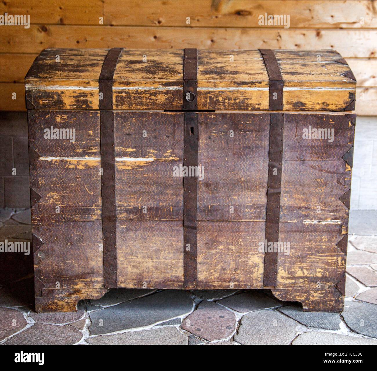Antique wooden chest, vintage retro Stock Photo - Alamy