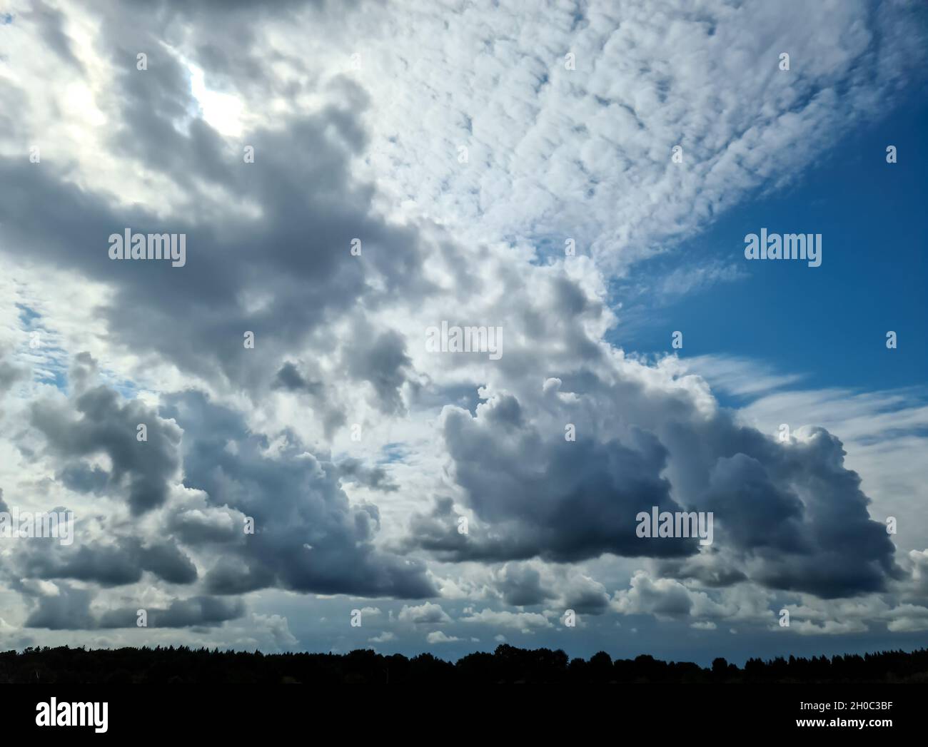 Stunning dark cloud formations in the sky right before a thunderstorm ...