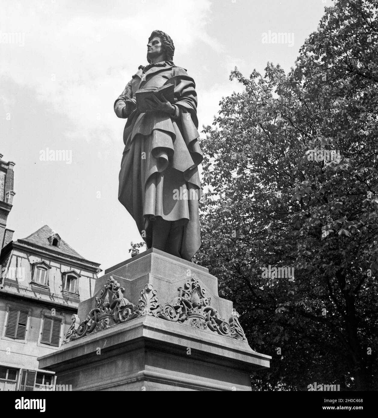 Schillerdenkmal auf dem schillerplatz in mainz Black and White Stock ...