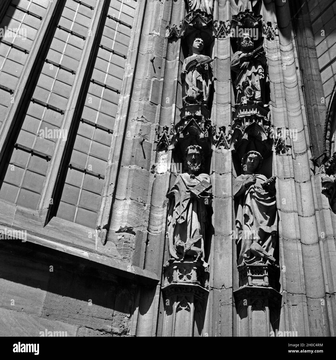 Heiligenfiguren am Portal des Domes zu Worms, Deutschland 1930er Jahre ...