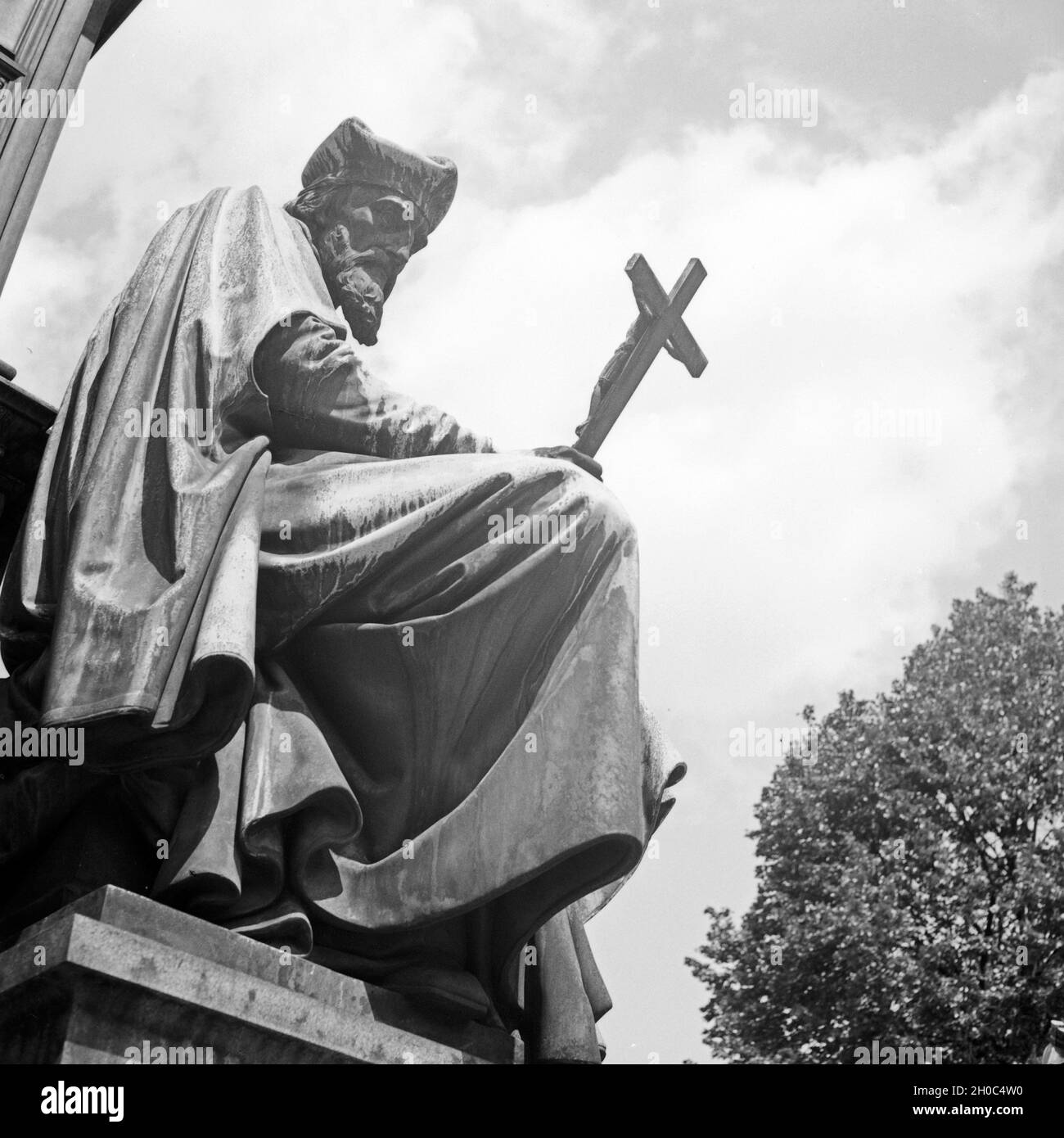 Der tschechische Reformator Jan Hus als Detail am Lutherdenkmal in ...