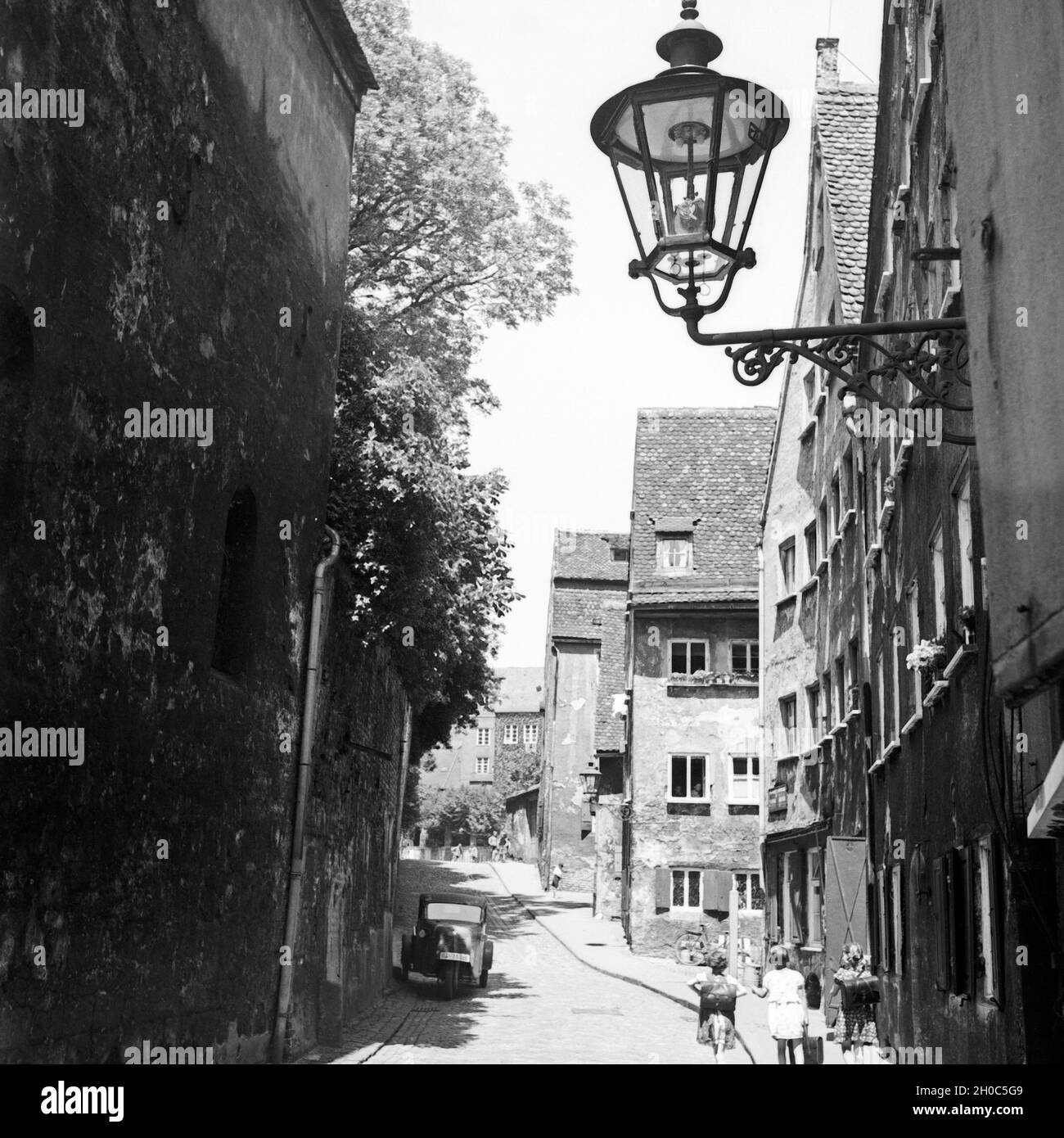 In den engen Gassen der Altstadt von Augsburg, Deutschland 1930er Jahre ...