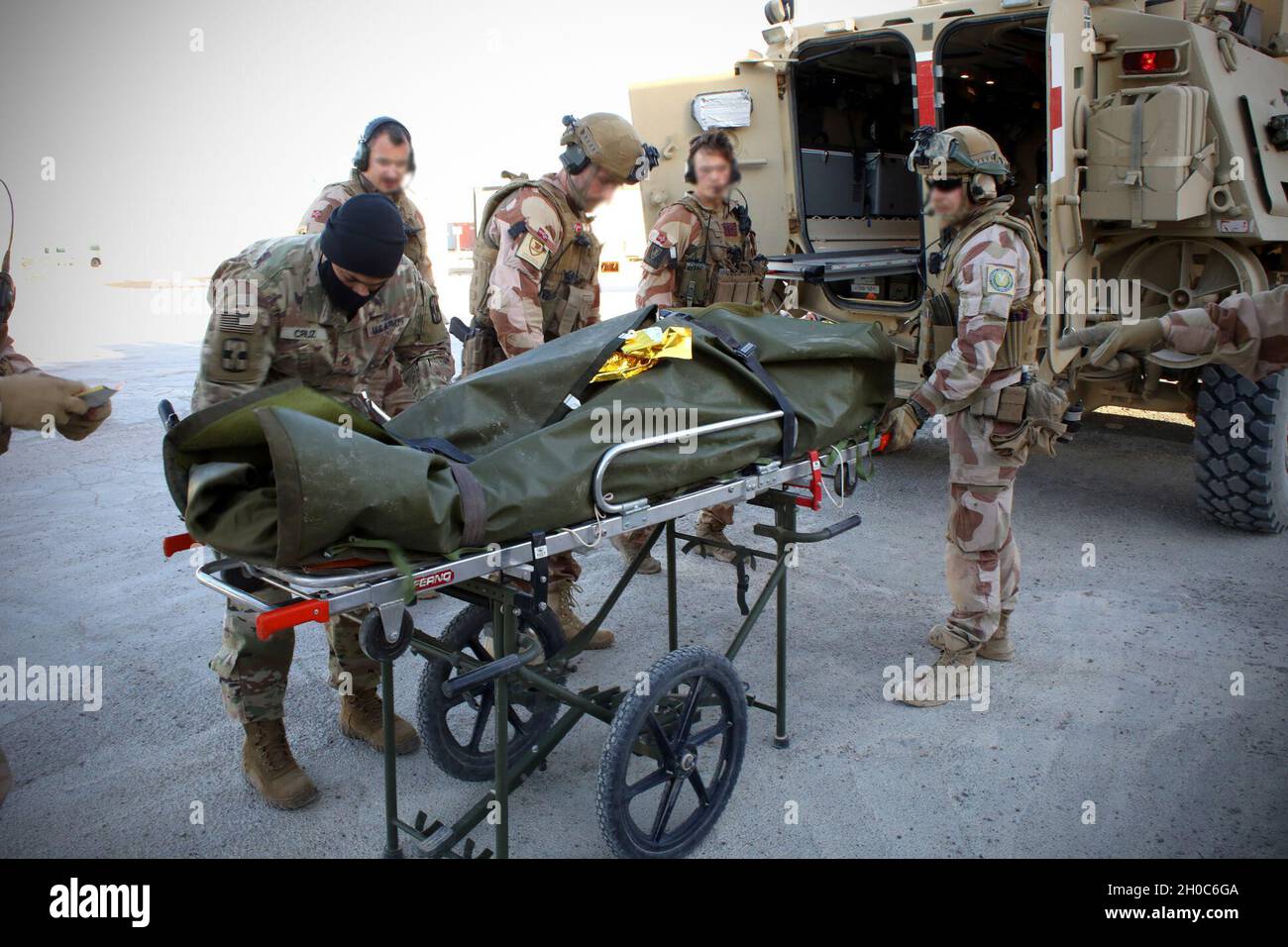 250th surgical team hi-res stock photography and images - Alamy