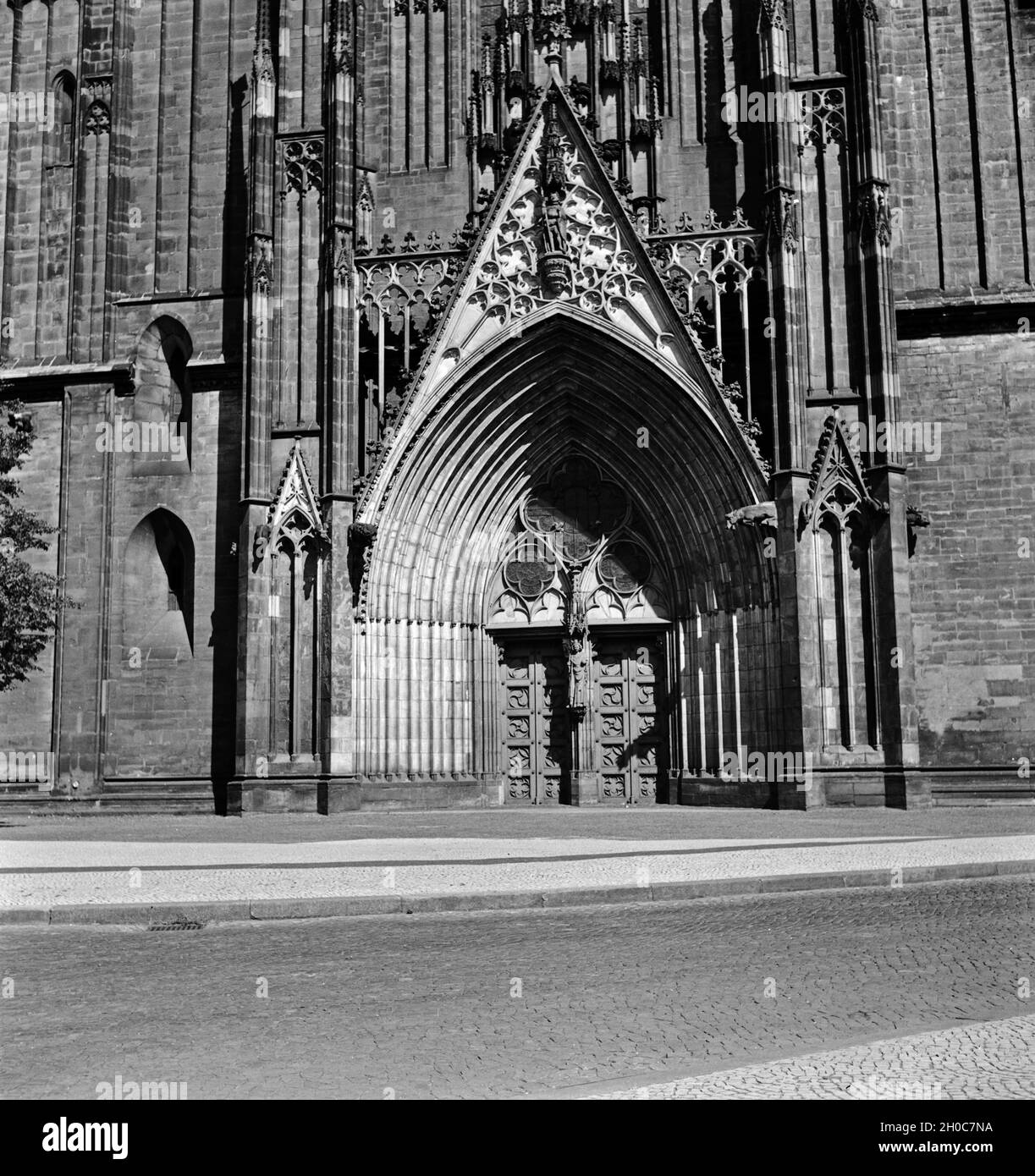 Portal am Dom zu Magdeburg, Deutschland 1930er Jahre. Entrance at the ...