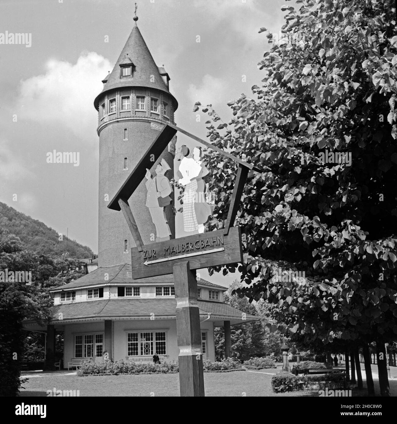 Wegweiser zur Malbergbahn mit dem Quellenturm in Bad Ems, Deutschland ...