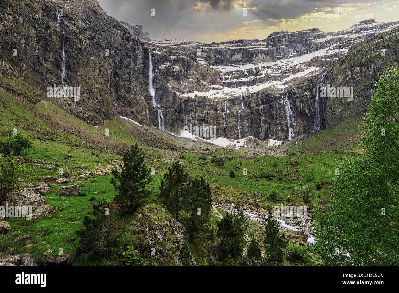 Cirque de Gavarnie, Gave de Pau, Massif du Mont Perdu, Pyrenees, France ...