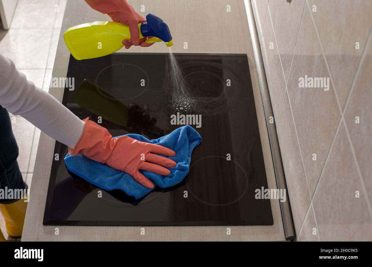 Induction cooktop hand hi-res stock photography and images - Alamy