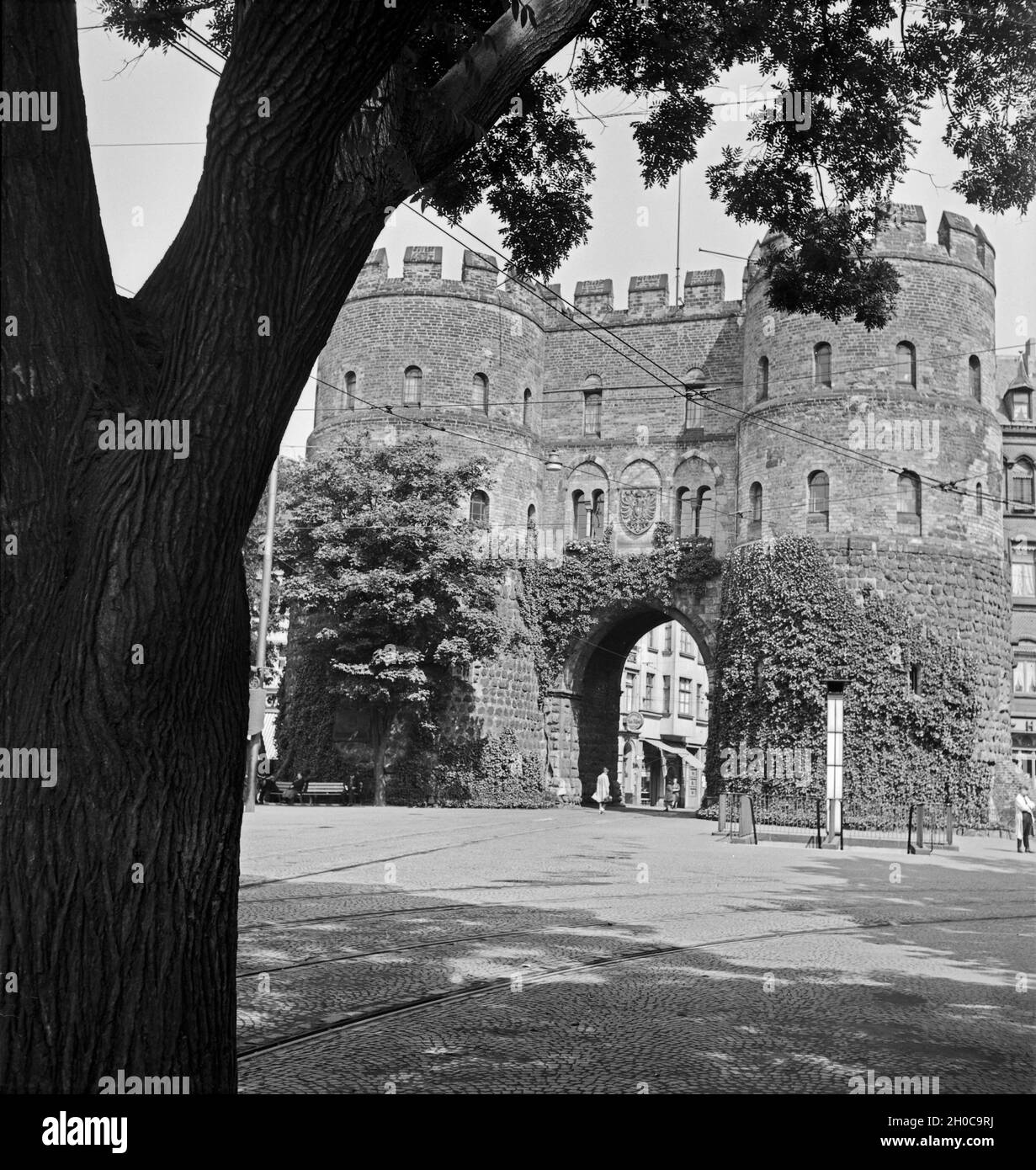 Das Hahnentor, eines der zahlreich erhaltenen mittelalterlichen ...