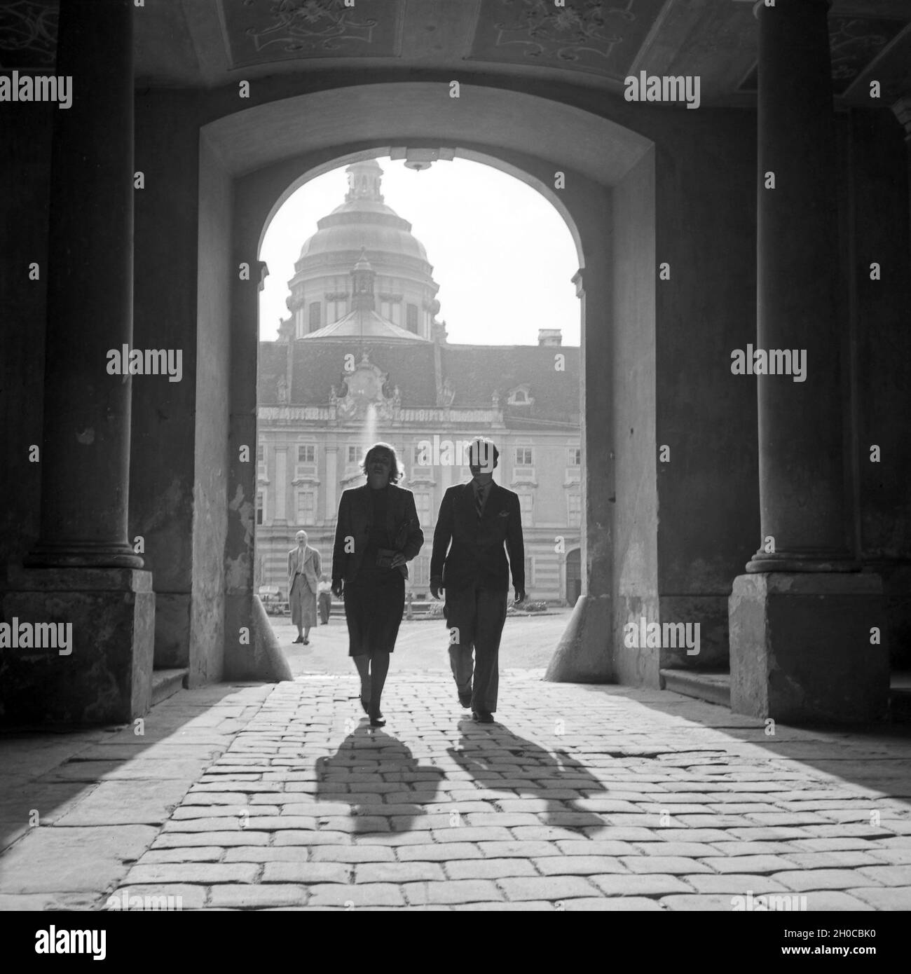 Zum eingang gehen hi-res stock photography and images - Alamy