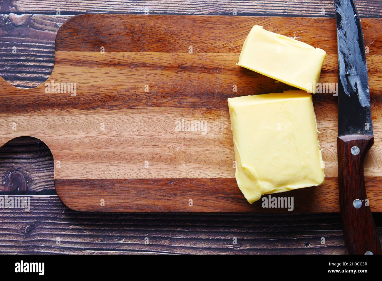 slice of butter on chopping board top down Stock Photo - Alamy