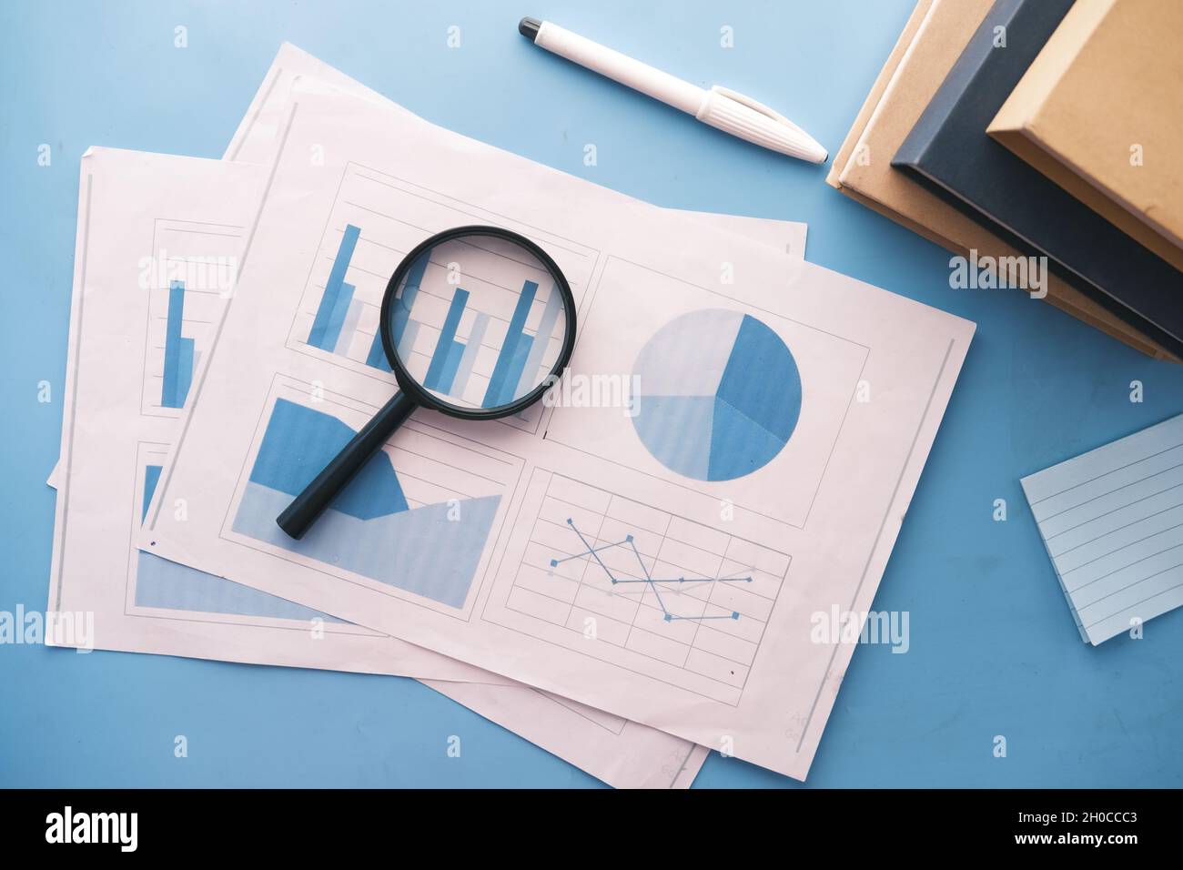 Graph magnifying glass hi-res stock photography and images - Alamy