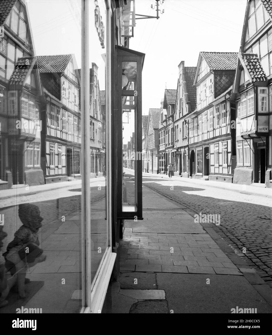 Straße mit Geschäften und Fachwerkhäusern in der Innenstadt von Rinteln ...