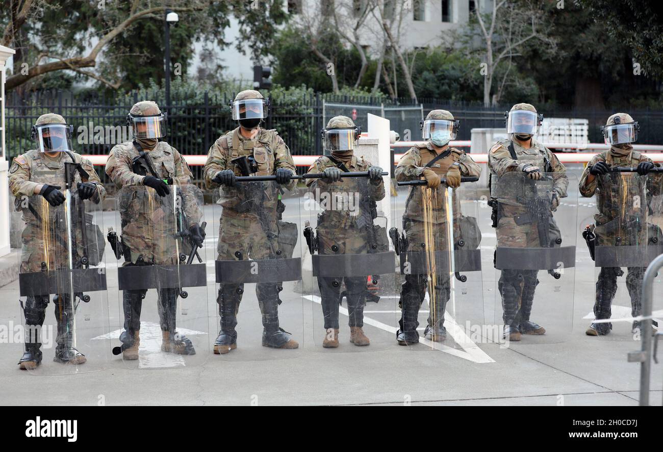 California Army National Guardsmen with the 270th Military Police ...