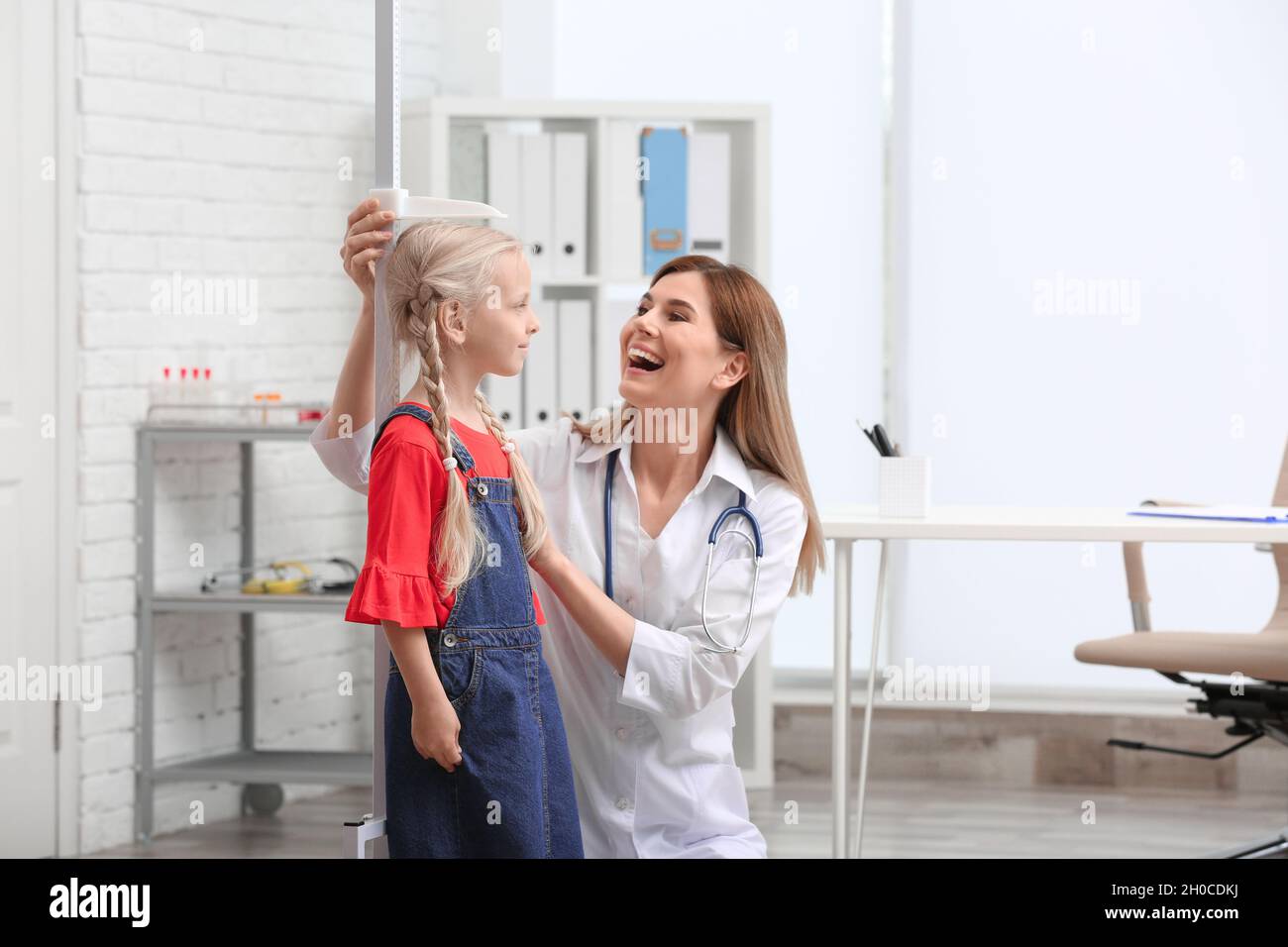 Doctor checking height child hi-res stock photography and images - Alamy
