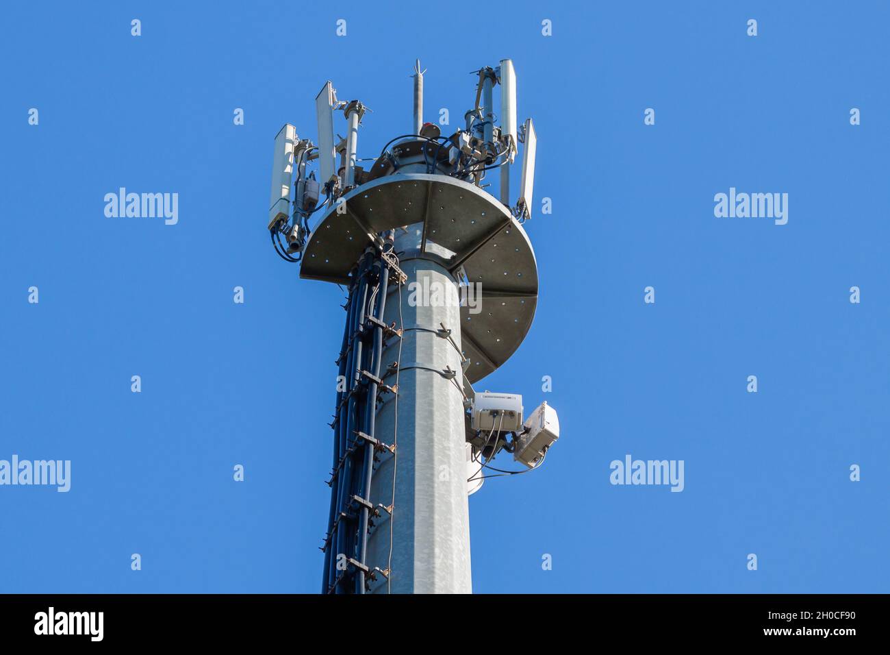 BARCELONA, SPAIN - Jan 04, 2021: antenna with different mobile phone ...