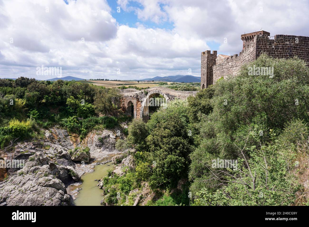Castello e ponte etrusco romano di vulci hi-res stock photography and ...