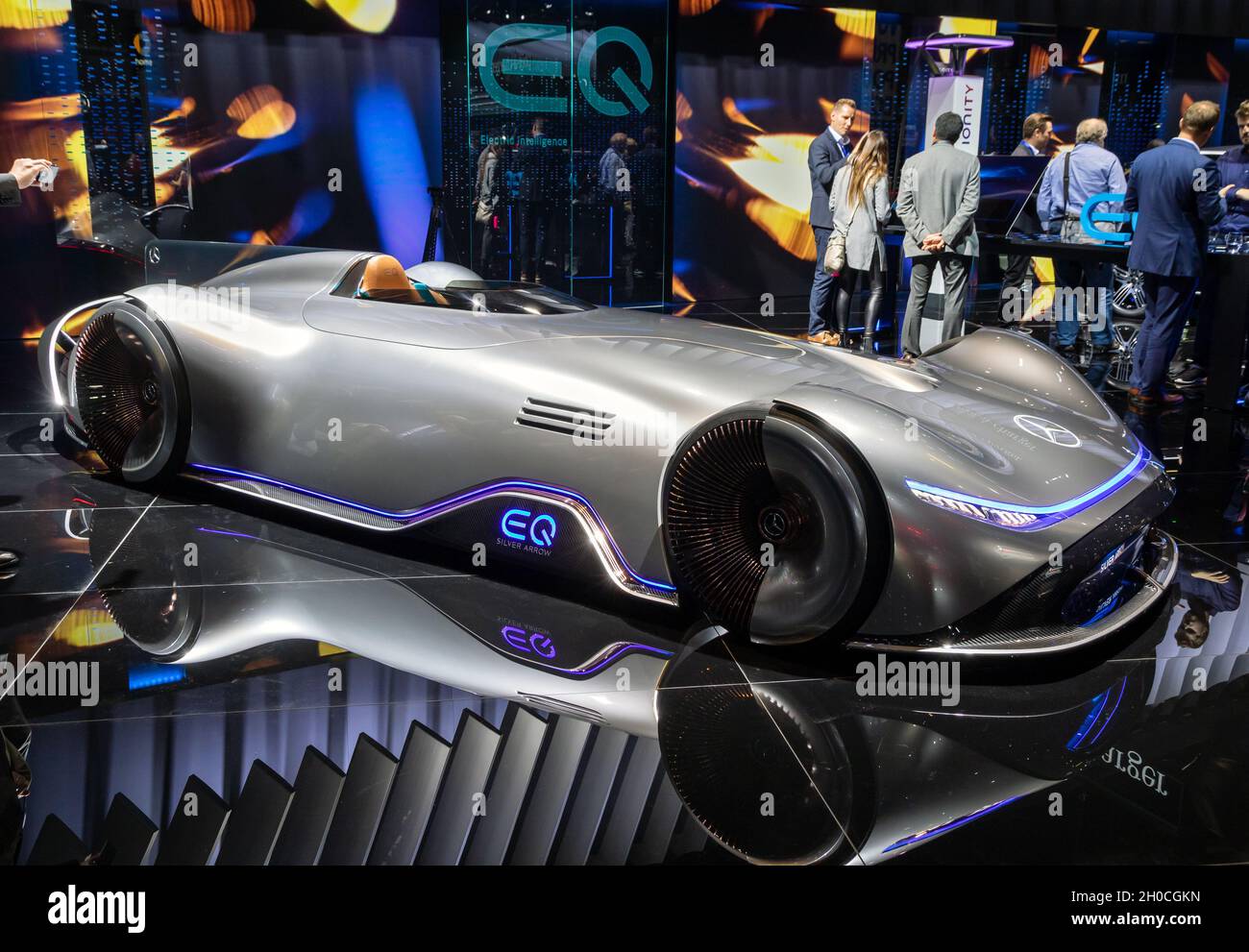 Silver arrow hi-res stock photography and images - Alamy